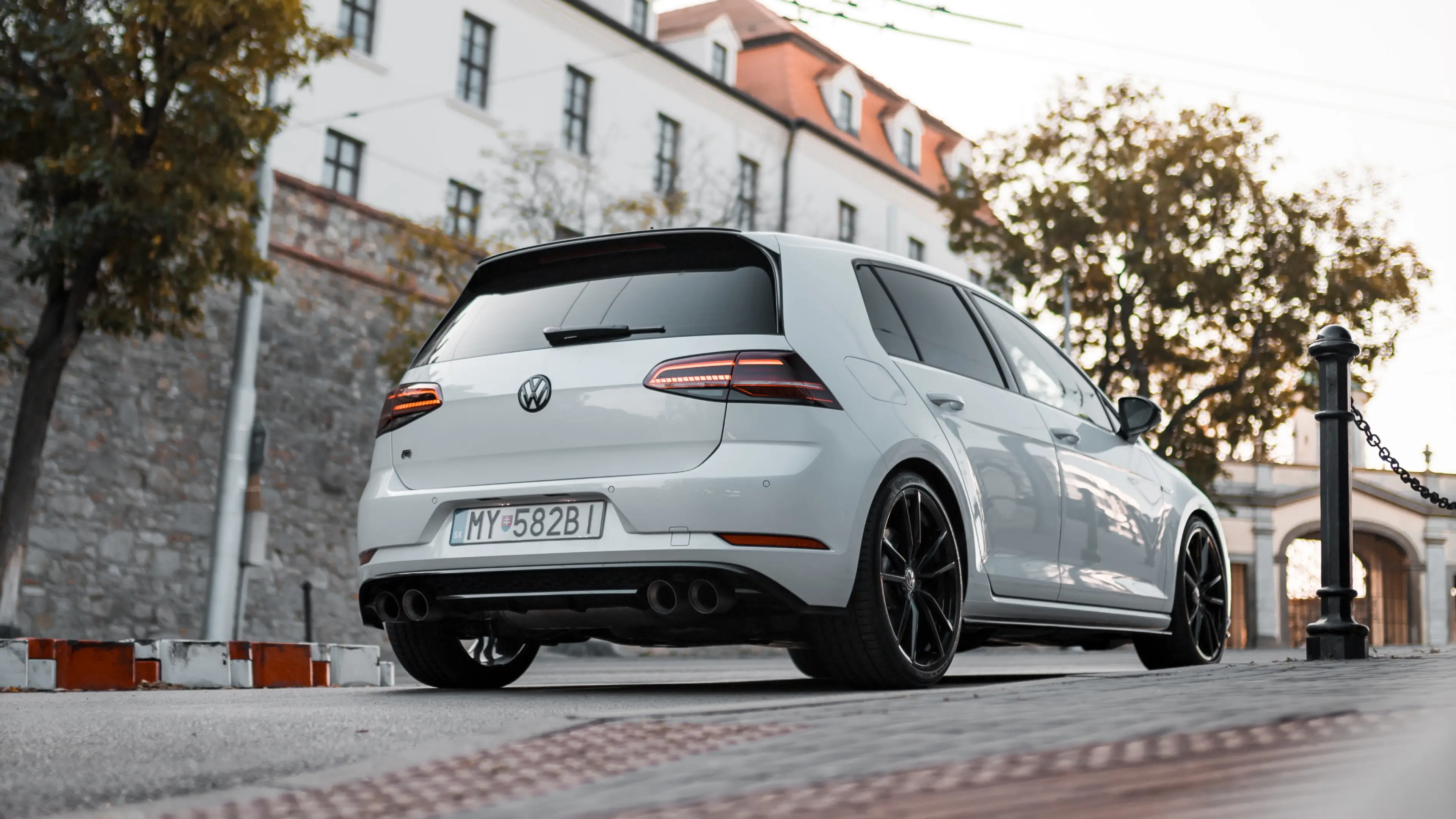 Luxury Car Comfort: In-Depth Test Reviews - Auto